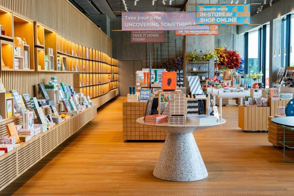 【西九文化區】西九M+博物館最新CURATOR CAFE聯同M+小舖開幕！打印咖啡/藝術精品 | 港生活 - 尋找香港好去處