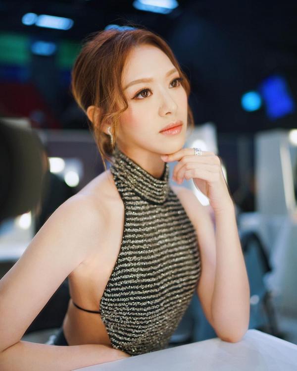 26歲馮盈盈低胸晚裝曬事業線性感搶鏡 以31A選港姐奪冠入行4年身材愈見豐滿 | 港生活 - 尋找香港好去處